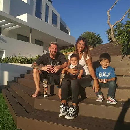 Lionel Messi dhe Antonella Rokzzo me fëmijët