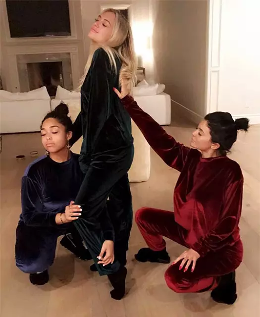 Kylie Jenner ar draudzenes