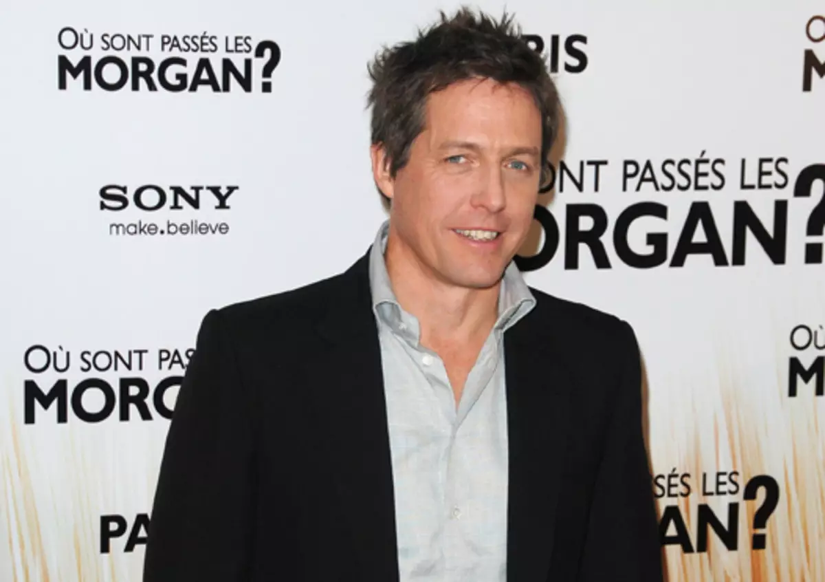 Mae Hugh Grant yn barod i gael ei oeri a chael plant?