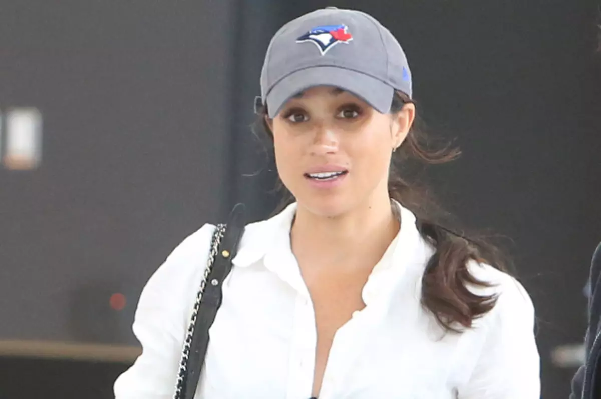 Celebrity Street-Stil: Megan-Pflanze wurde am Flughafen Toronto bemerkt