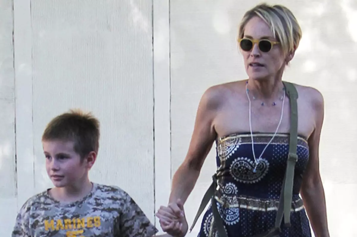 Sharon Stone ជាមួយព្រះបុត្រា Quinn ដែលនាង Kelly