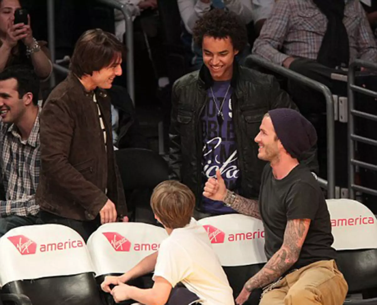 Hoeveel jaar, hoeveel winters: Tom Cruise en David Beckham het op die spel Lakers ontmoet