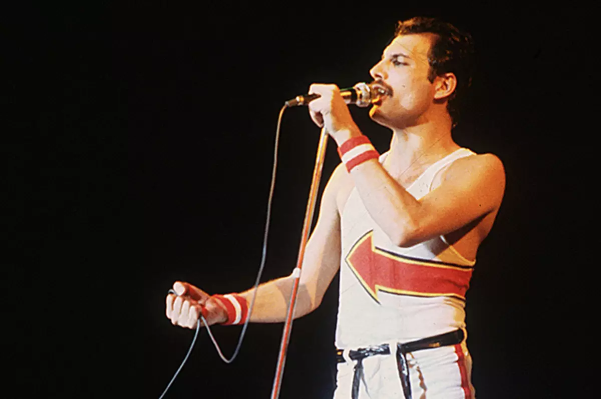 Queen Guitarist sanoi, että Freddie Mercury menetti jalkansa aidsin vuoksi