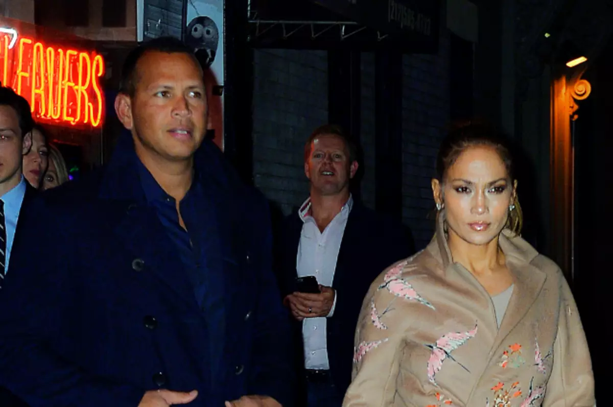 Jennifer Lopez en una capa de color beix i Alex Rodríguez va anar a sopar a Nova York