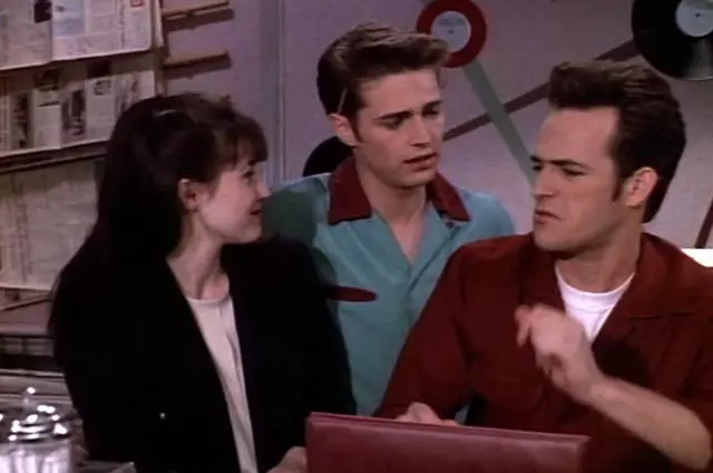 Shannne Doherty, Jason Priestley y Luke Perry en la serie