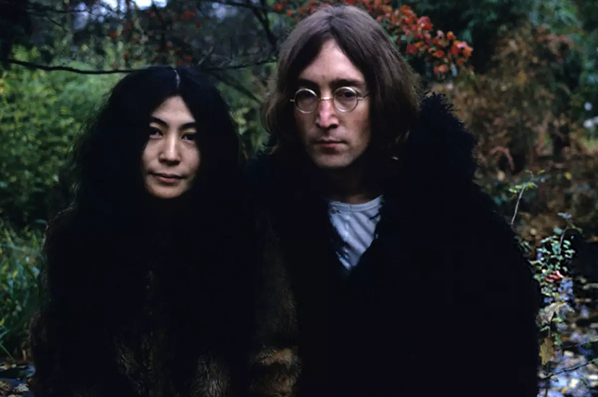 Ang gipatay ni John Lennon nangayo og pasaylo sa iyang biyuda nga si Yoko 40 ka tuig pagkahuman sa krimen nga nahimo