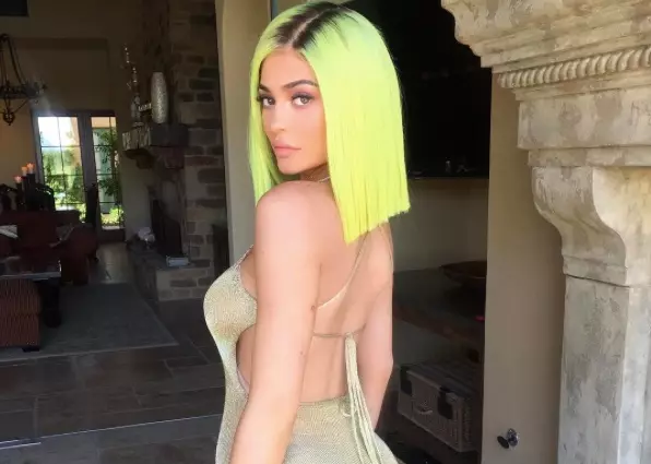 Kylie Jenner opnij skildere hier yn Neon Kleur foar it Coachella Festival