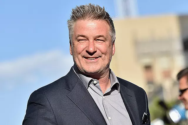 U-Alec Baldwin waphenduka enkabeni yeScandal ngenxa yokuqopha ngezigcawu ezi-erotic nge-nikki mhlanga encane