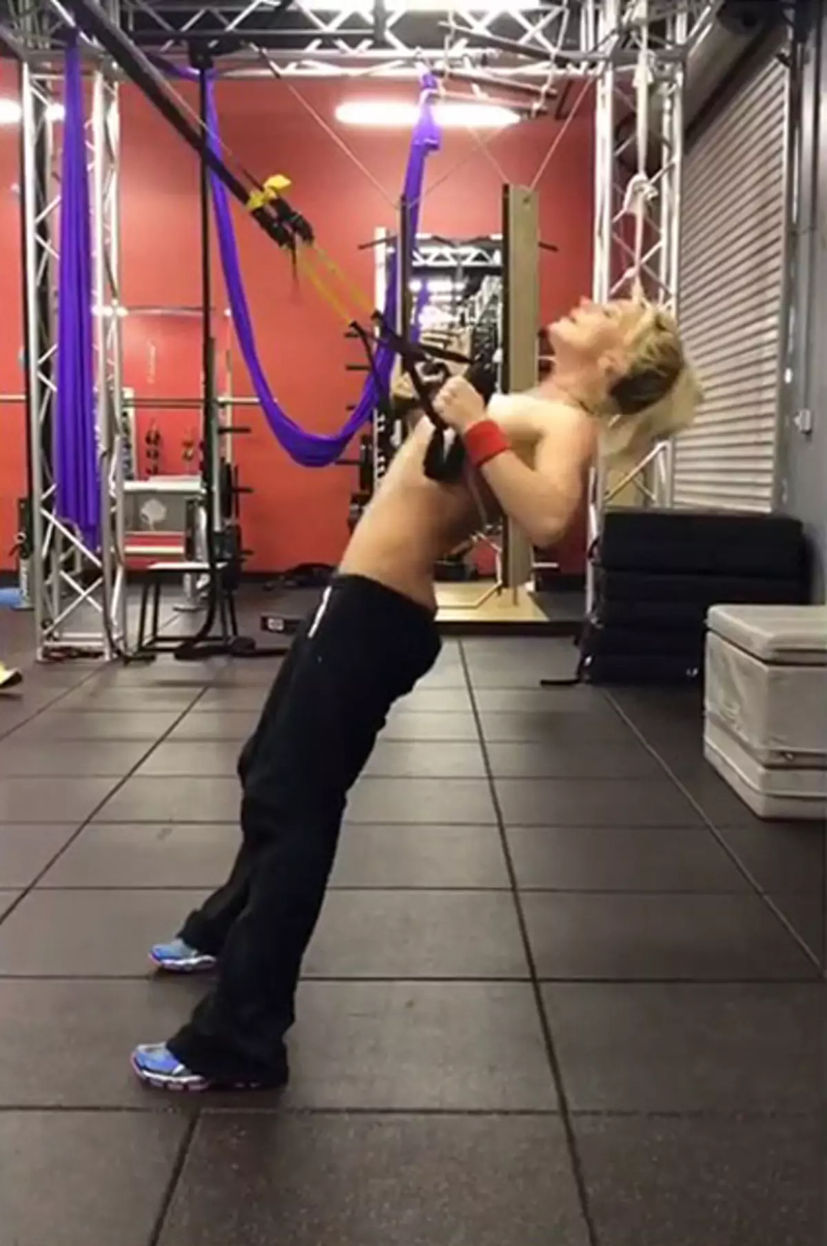 Britney Spears toande in reliëfdruk en publisearre yn syn Instagram-fideo fan 'e training 156969_3