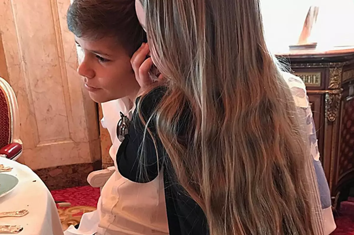 Rhannodd Romeo Beckham lun cute gyda chwaer iau yn Instagram