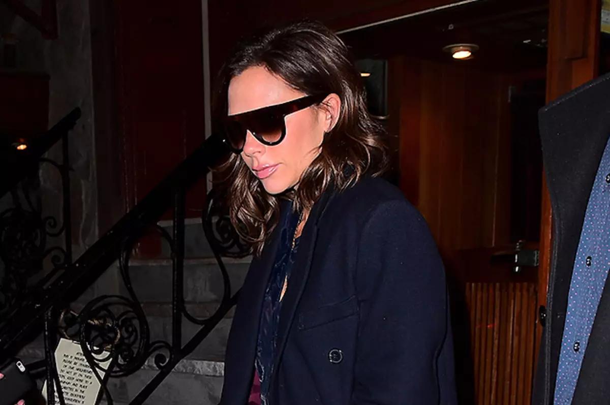 Gaya Selebriti Footlite: Victoria Beckham dina gambar tina koleksi anyar tina merek di New York