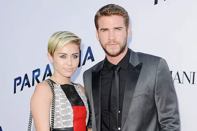 Leej Txiv Miley Cyrus provoked tham txog daim card tshoob ntawm nws tus ntxhais nrog Liam Hemsworth