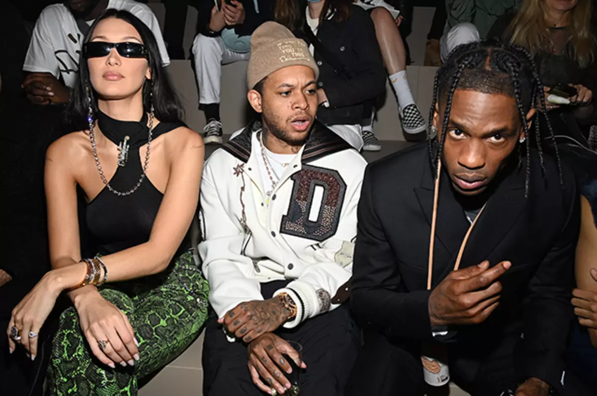 Thug Bella Hadid agus Travis Scott cuairt ar Show Dior i bPáras