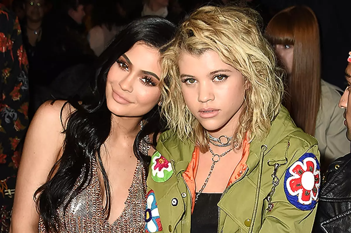 Módní týden v New Yorku: Kylie Jenner, Jijie Hadid, Stella Maxwell a další na Jeremy Scott Winter zobrazeno 2017/2018