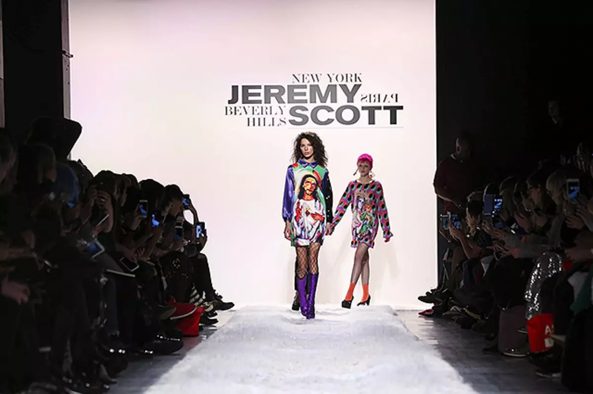 Fashion Week sa New York: Kylie Jenner, Jijie Hadid, Steella Maxwell ug uban pa sa Jeremy Scott Winter Showing 2017/2018 164261_4