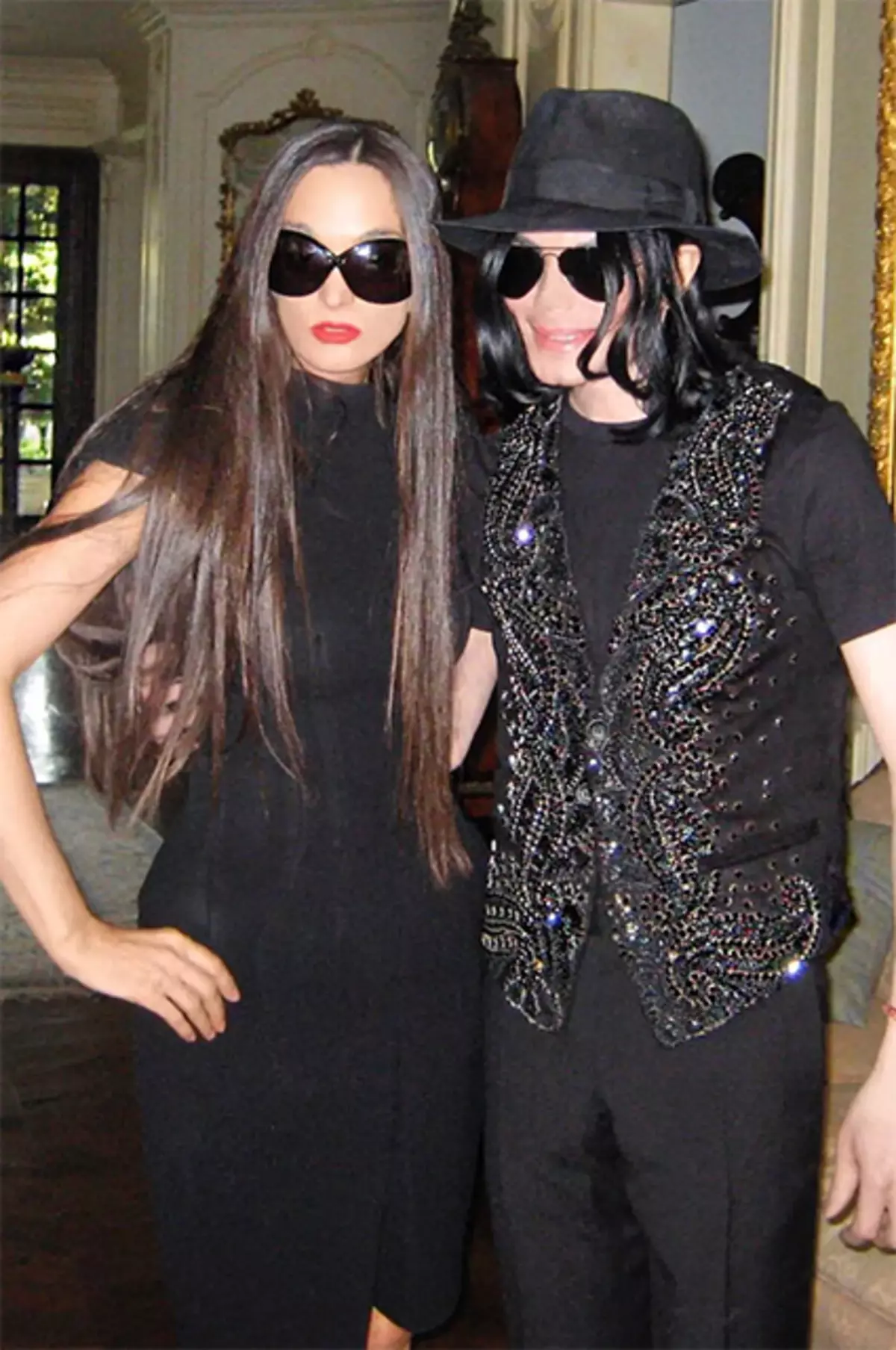 Rushka Bergman e Michael Jackson em um colete criado por John Galiano