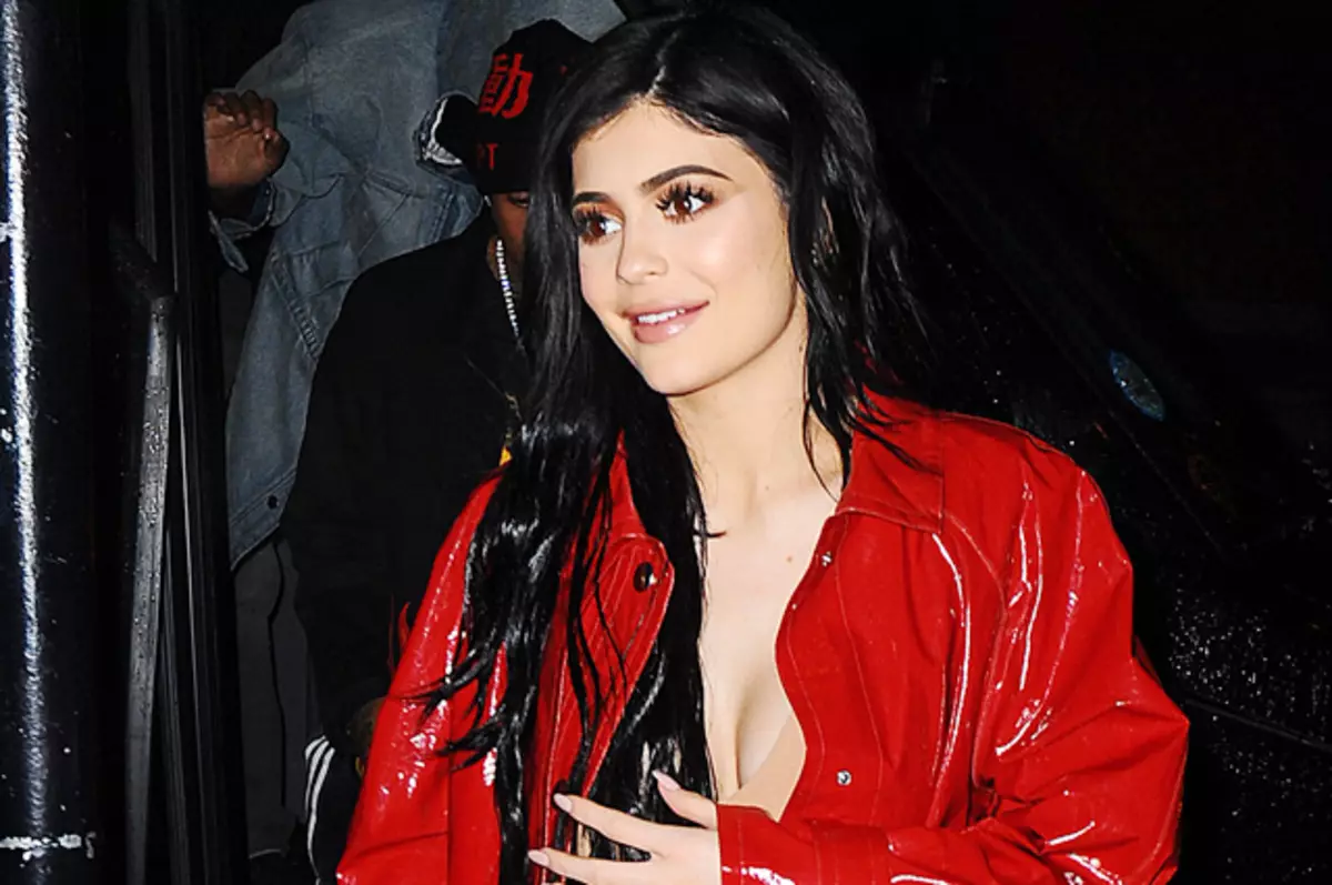 Imibala yenkanuko: UKylie Jenner nge-tygan iqabane lesidlo sangokuhlwa eNew York