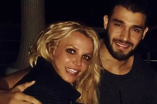 Britney Spears selebre Nouvèl Ane a ak konpayon nan nouvo Sam Asgari