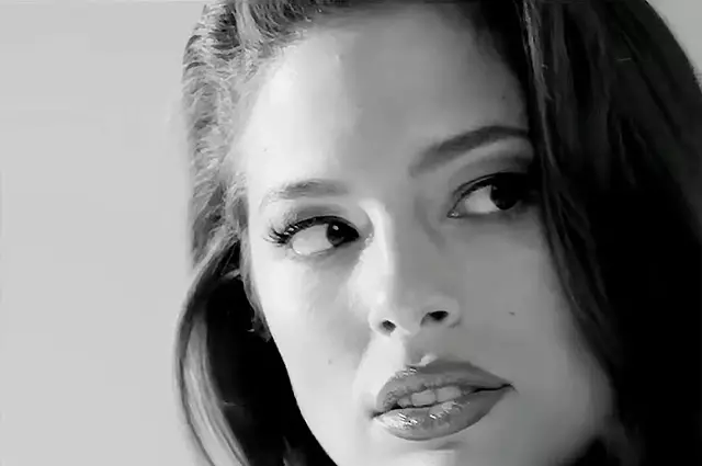 Ashley Graham szerelmes magazin görgő