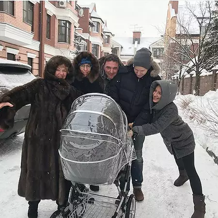 Ksenia Sobchak und Maxim Vitorgan auf einem Spaziergang mit ihrem Sohn