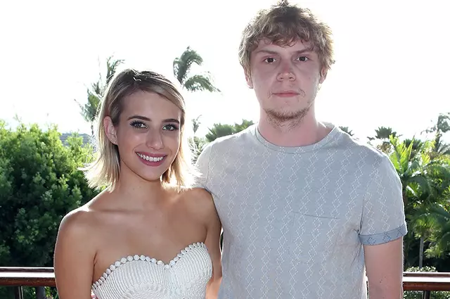 Emma Roberts og Evan Peters er engasjert igjen