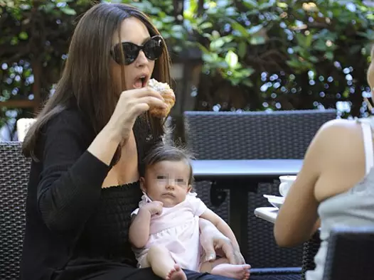 Filles de la mère: Monica Belucci et Bébé Leoni à Rome