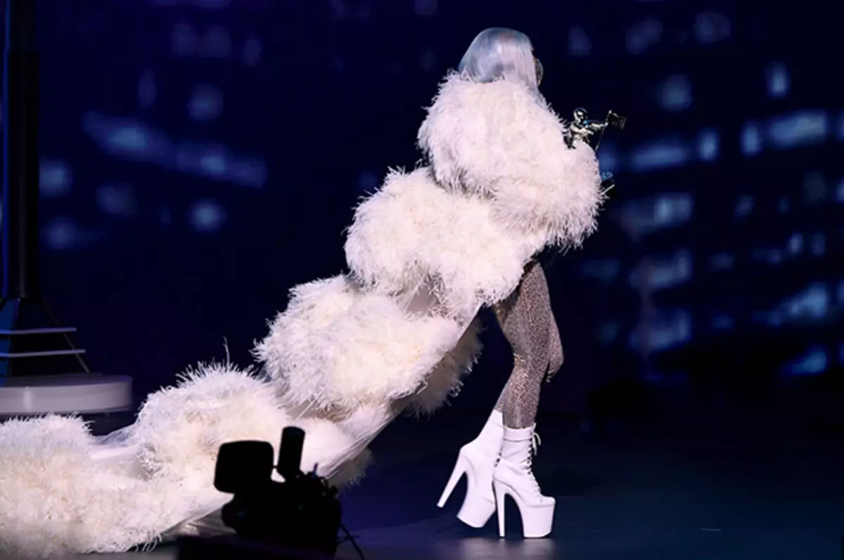 Cosmos, BDSM, Couture: Wy disassemble 9 Lady Gaga-ôfbyldings oer MTV VMA Awards 17663_17