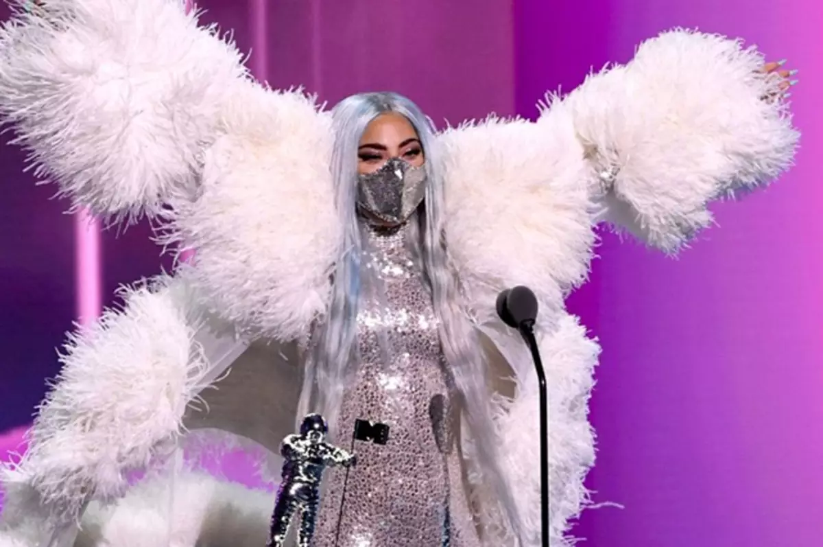 COSMOS, BDSM, COUTURE: Mes išartiname 9 Lady Gaga vaizdus MTV VMA apdovanojimuose 17663_18