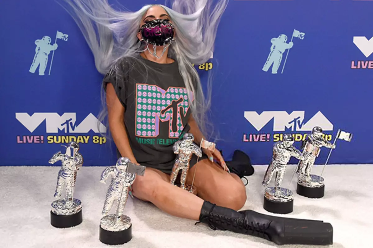 Cosmos, BDSM, Couture: desmuntem les imatges de 9 dama Gaga als premis MTV VMA 17663_22