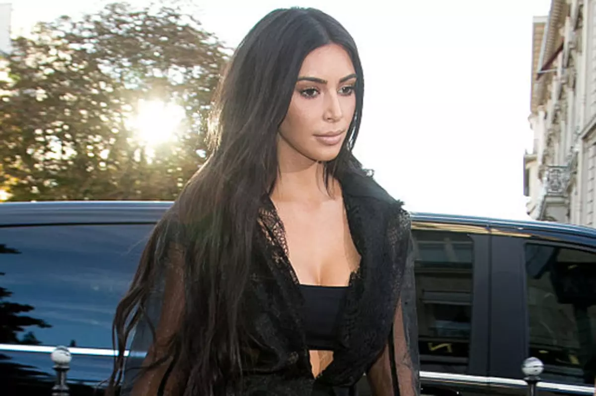 Đến Paris đã sẵn sàng: Kim Kardashian đã xuất bản một cú sút khiêu khích