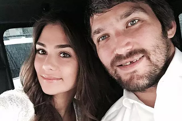 Anastasia Shubskaya pîrozat Alexander Ovechkin rojbûna te pîroz kir û wêneyên ji nivîsgeha qeydê weşand