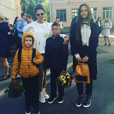 Ekaterina Klimova dengan anak-anak