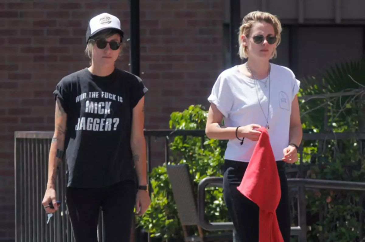 Farin ciki mai kyau: Kristen Stewart tare da budurwar Alicia Kargail a kan tafiya a Los Angeles