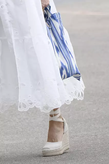 Imagem de Verão Perfeito: Rainha de Leticia e seus vestidos brancos durante a turnê na Espanha 19280_10