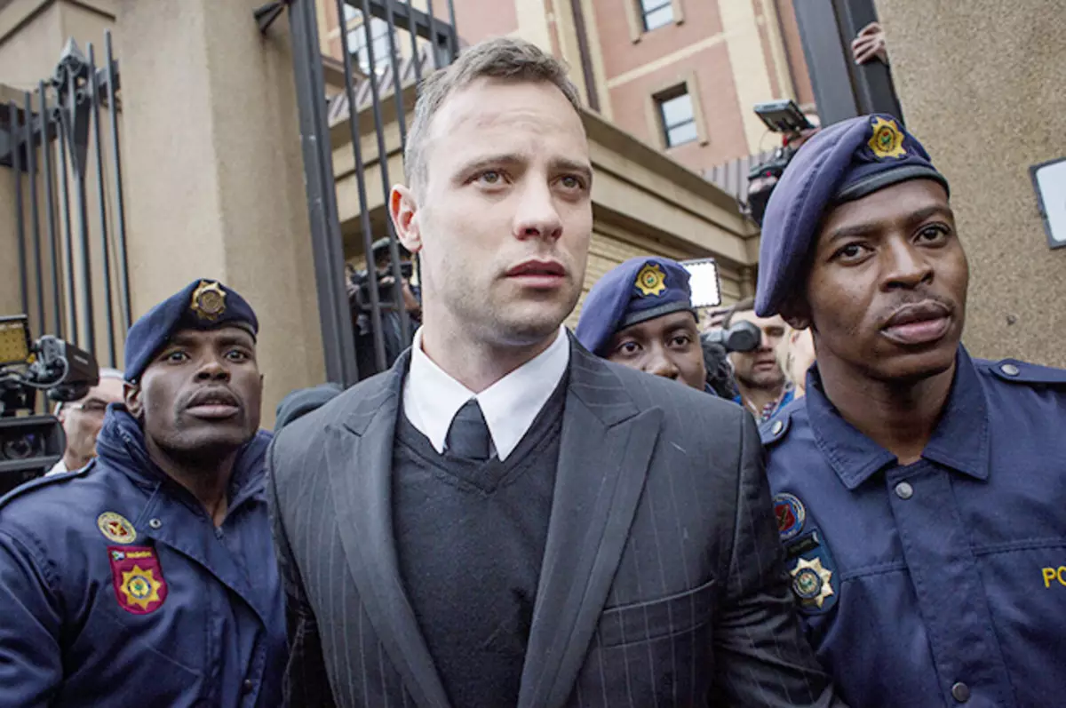 Oscar Pistorius, kız arkadaşı Riva Stincamp'ı öldürdüğü için altı yıl hapis cezasına çarptırıldı.