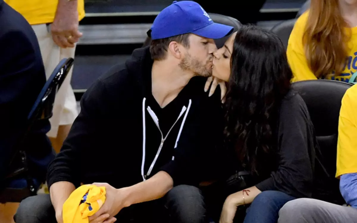 Wanandoa wenye shauku: Mila Kunis na Ashton Kutcher kwenye mechi ya mpira wa kikapu