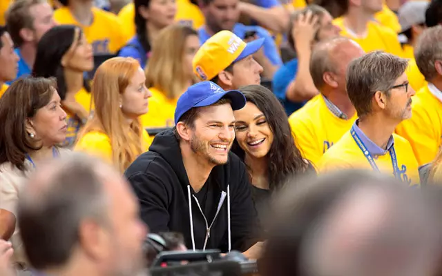 Wanandoa wenye shauku: Mila Kunis na Ashton Kutcher kwenye mechi ya mpira wa kikapu 197503_2