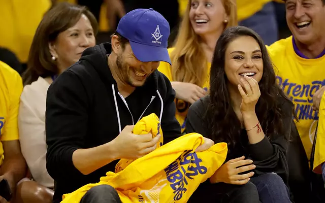 Wanandoa wenye shauku: Mila Kunis na Ashton Kutcher kwenye mechi ya mpira wa kikapu 197503_3