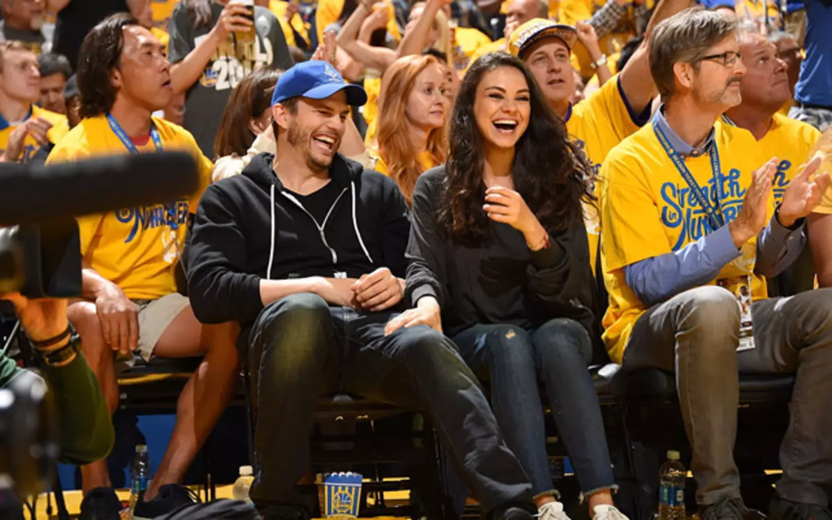 Wanandoa wenye shauku: Mila Kunis na Ashton Kutcher kwenye mechi ya mpira wa kikapu 197503_4