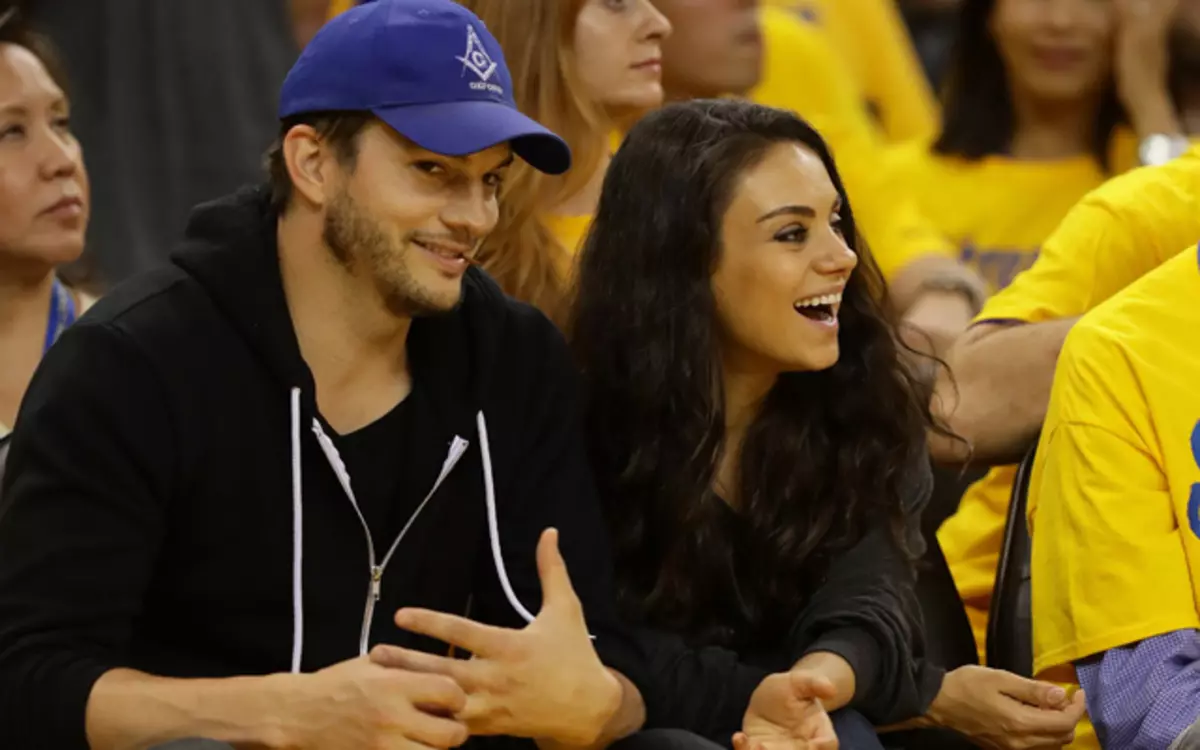 Pasang pariwara: Mila Kunis lan Ashton Kutcher ing pertandhingan basket 197503_5