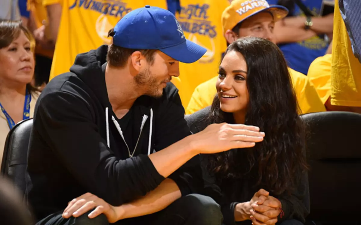 Pasang pariwara: Mila Kunis lan Ashton Kutcher ing pertandhingan basket 197503_6