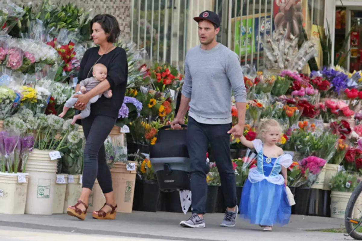 Jamie Dornan met zijn vrouw en kinderen op een wandeling