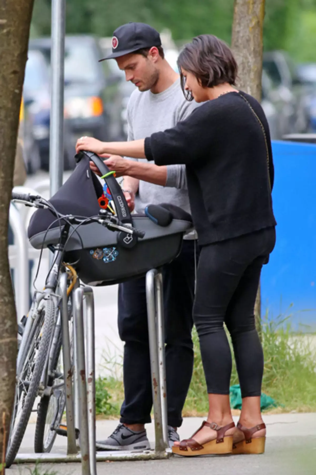 Jamie Dornan met zijn vrouw en kinderen op een wandeling 200002_2