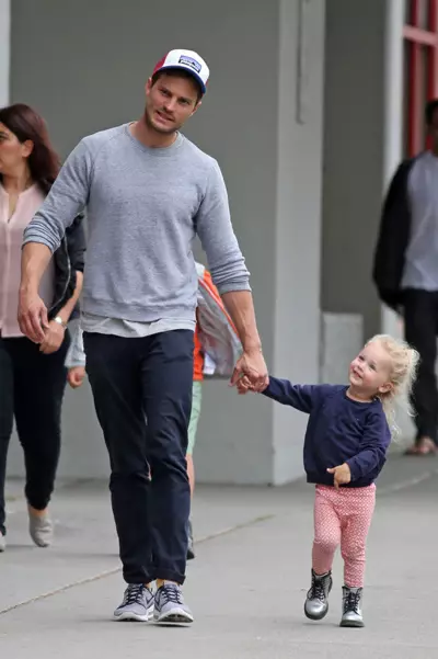 Jamie Dornan met zijn vrouw en kinderen op een wandeling 200002_4