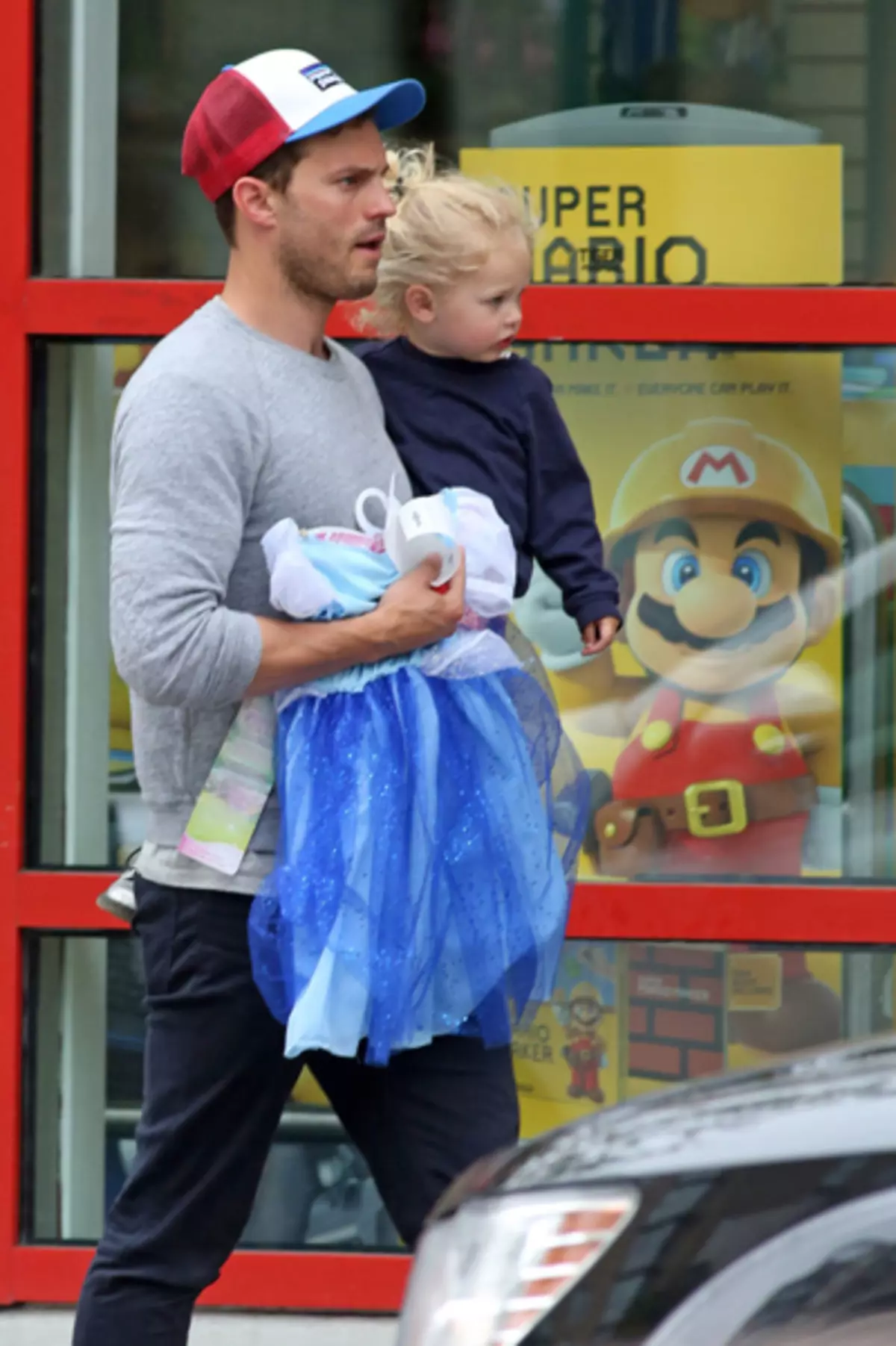 Jamie Dornan met zijn vrouw en kinderen op een wandeling 200002_5