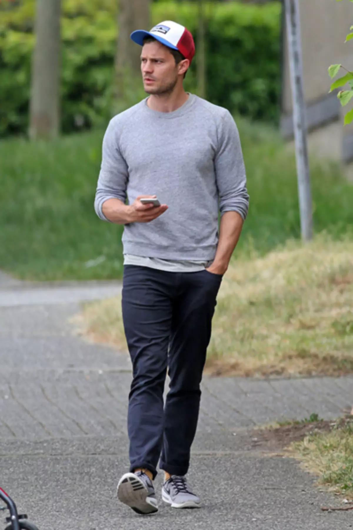 Jamie Dornan met zijn vrouw en kinderen op een wandeling 200002_6