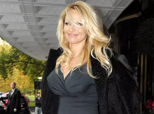 Tajemnicza zaokrąglona Pamela Anderson