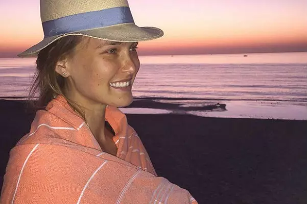 Ansent Bar Rafaeli Pibliye yon foto nan bikini