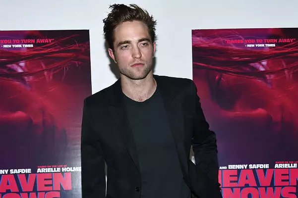 Diseinatzaileen banpiroetatik: Robert Pattinson ezkutuan arropa diseinuan aritu zen