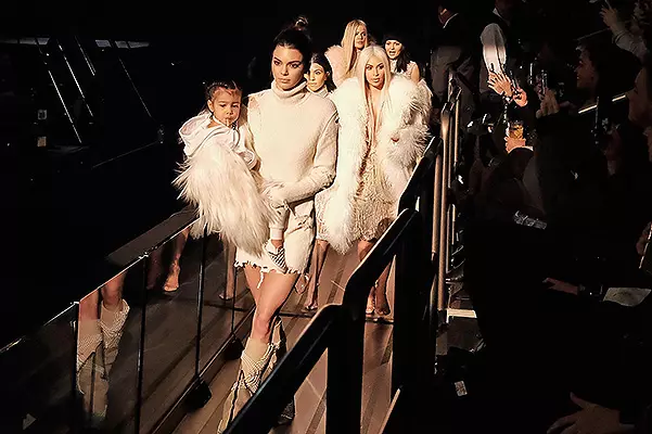 Famille de Kardashian Jenner: Kendall avec North Note, Kim, Courtney, Chloy et Kylie